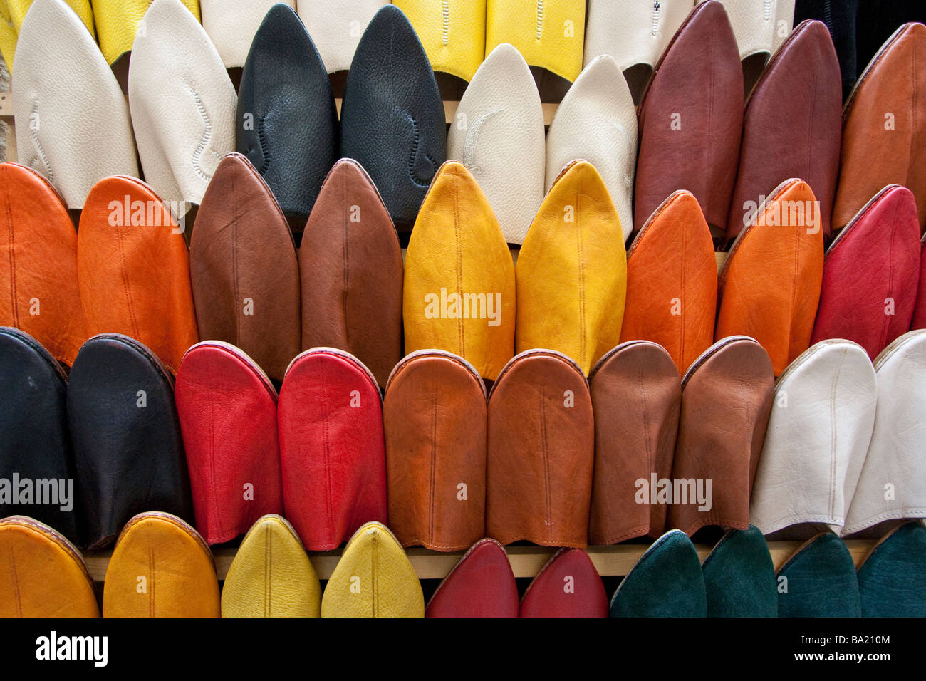 Babouches marocaines ou Chaussons en cuir dans le souk de la Médina de ...