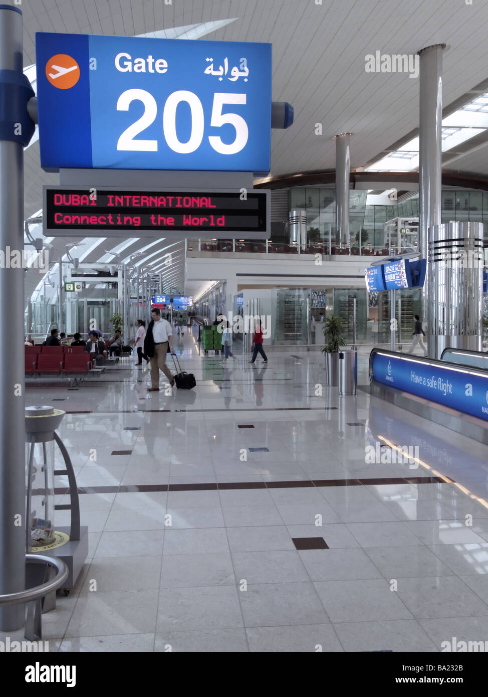 À l'intérieur de la zone de transit de Dubai International Airport ...