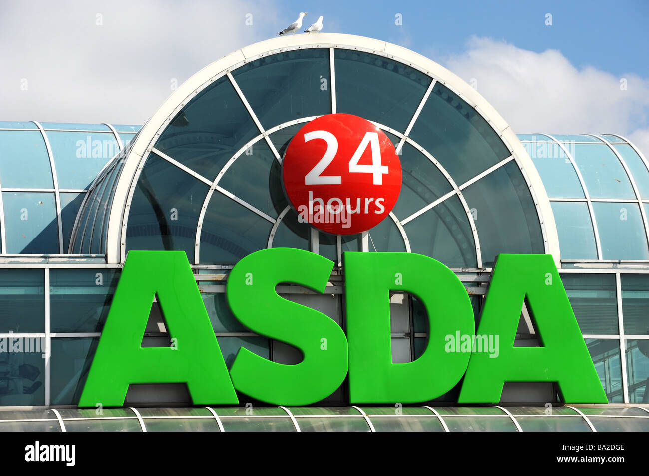 Asda devant le magasin Banque de photographies et d’images à haute ...