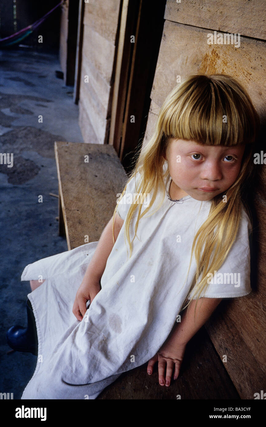 Les Indiens Lacandon albinos (Hach Winik) garçon Chan Bor assis à la ...