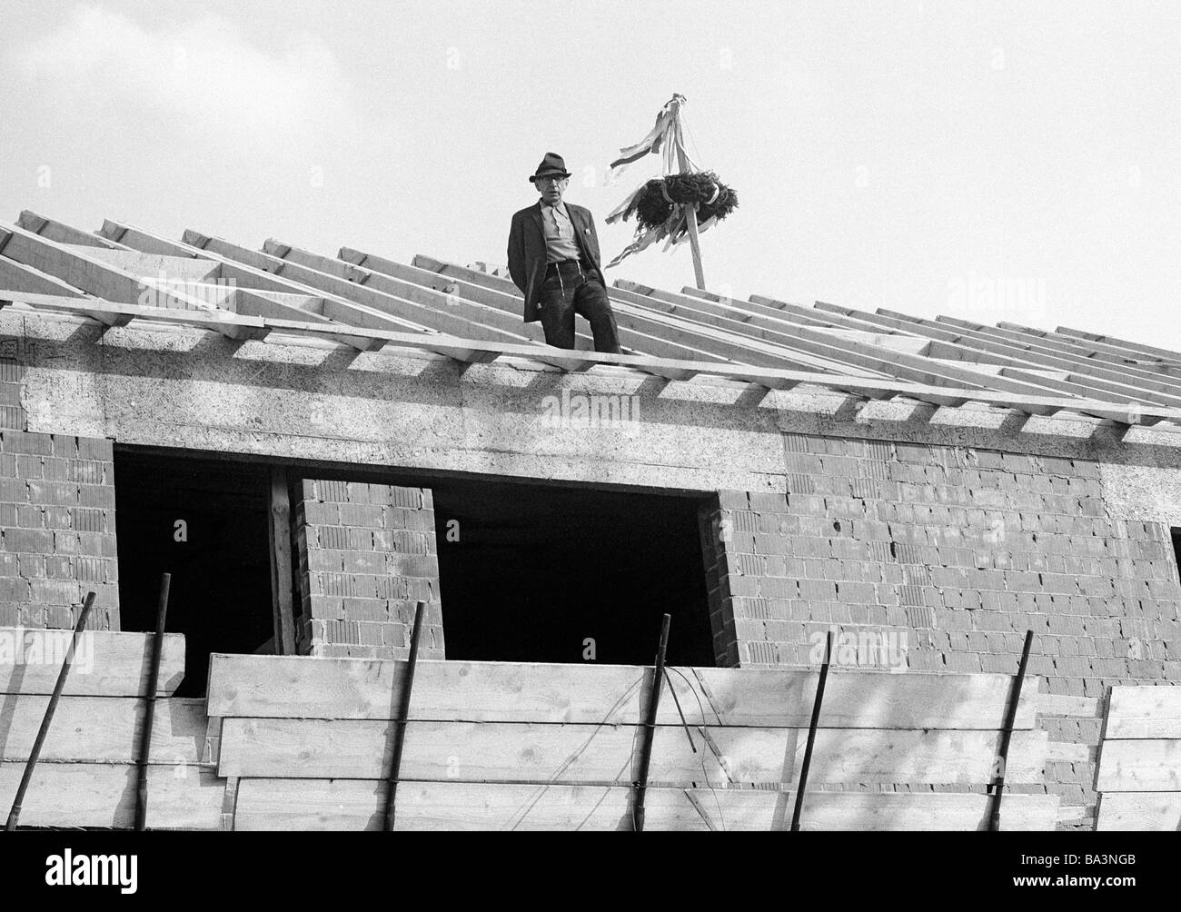 Années 70, photo en noir et blanc, chantier, construction, shell ...