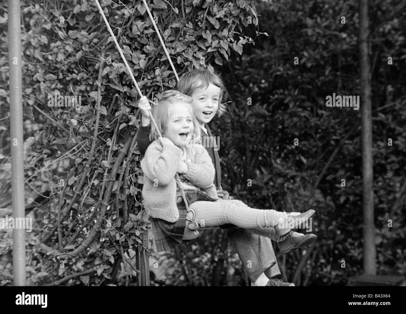Années 70, photo en noir et blanc, les gens, les enfants, deux petites ...
