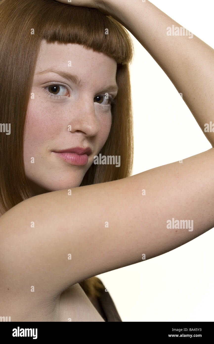 Filles poilues regard rouge-rousseur geste caméra série portrait abordé ...