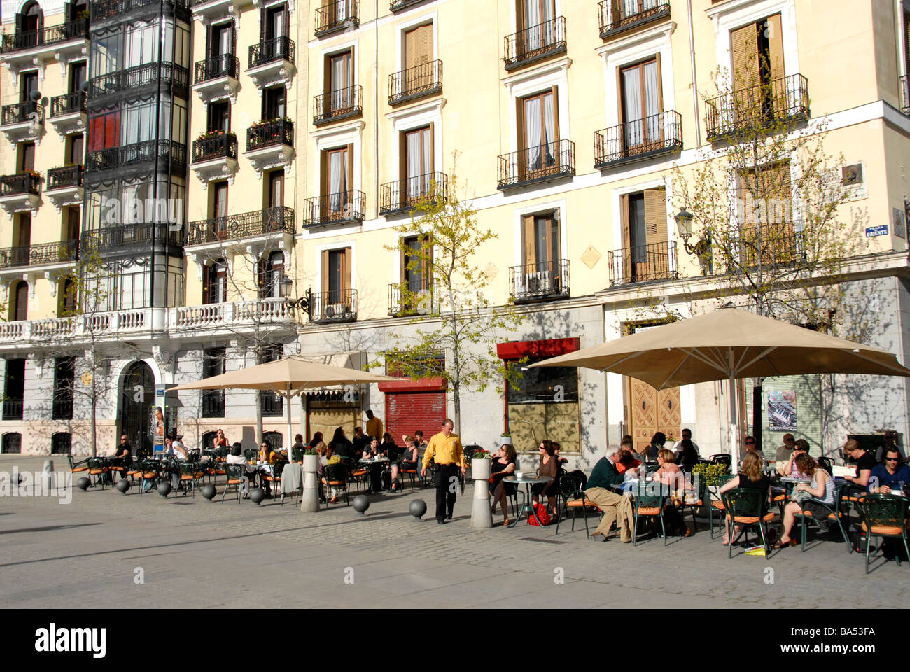 Groupe personnes terrasse café Banque de photographies et d’images à ...