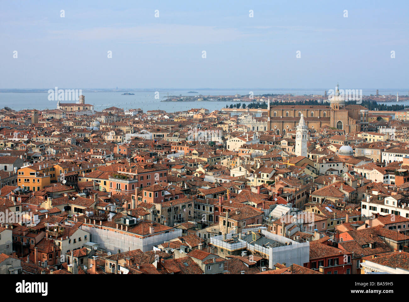 Toits de tuiles en terre cuite italie Banque de photographies et d ...