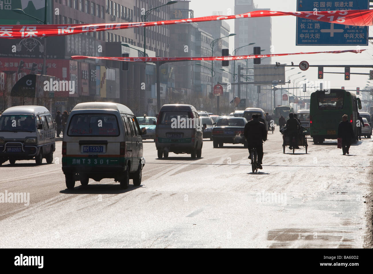 La pollution provenant des voitures dans une ville Linfen en Chine du ...