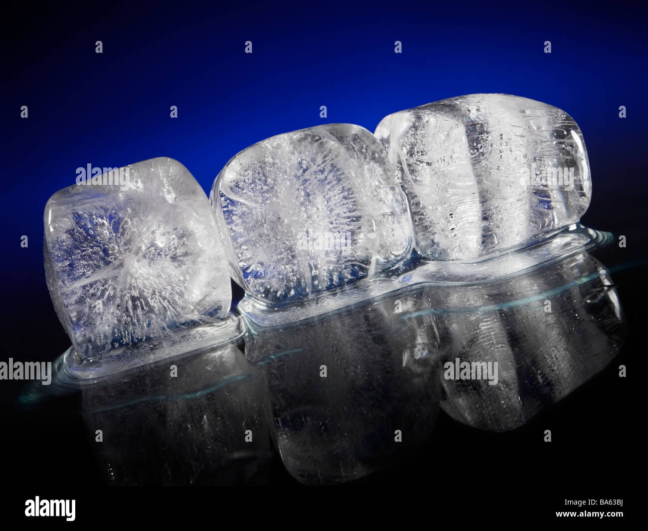 Melting ice cubes Banque de photographies et d’images à haute ...