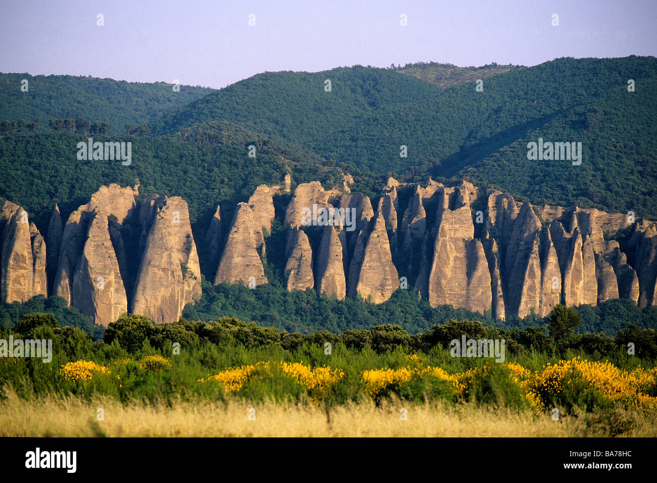 France, Alpes de Haute Provence, Les Mees, rochers appelés Pénitents ...