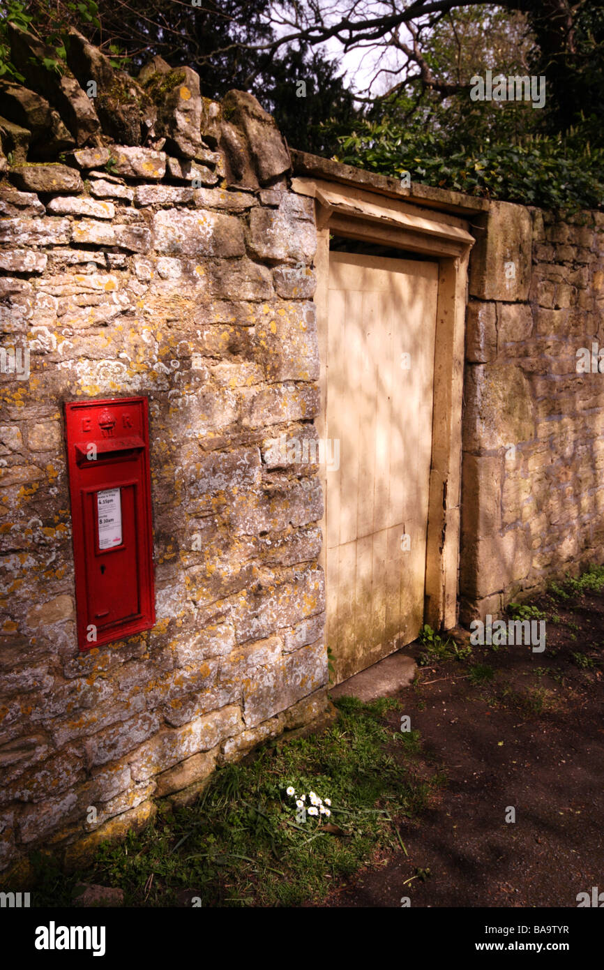 Mur De Pierre Porte Rouge Banque d'image et photos - Alamy