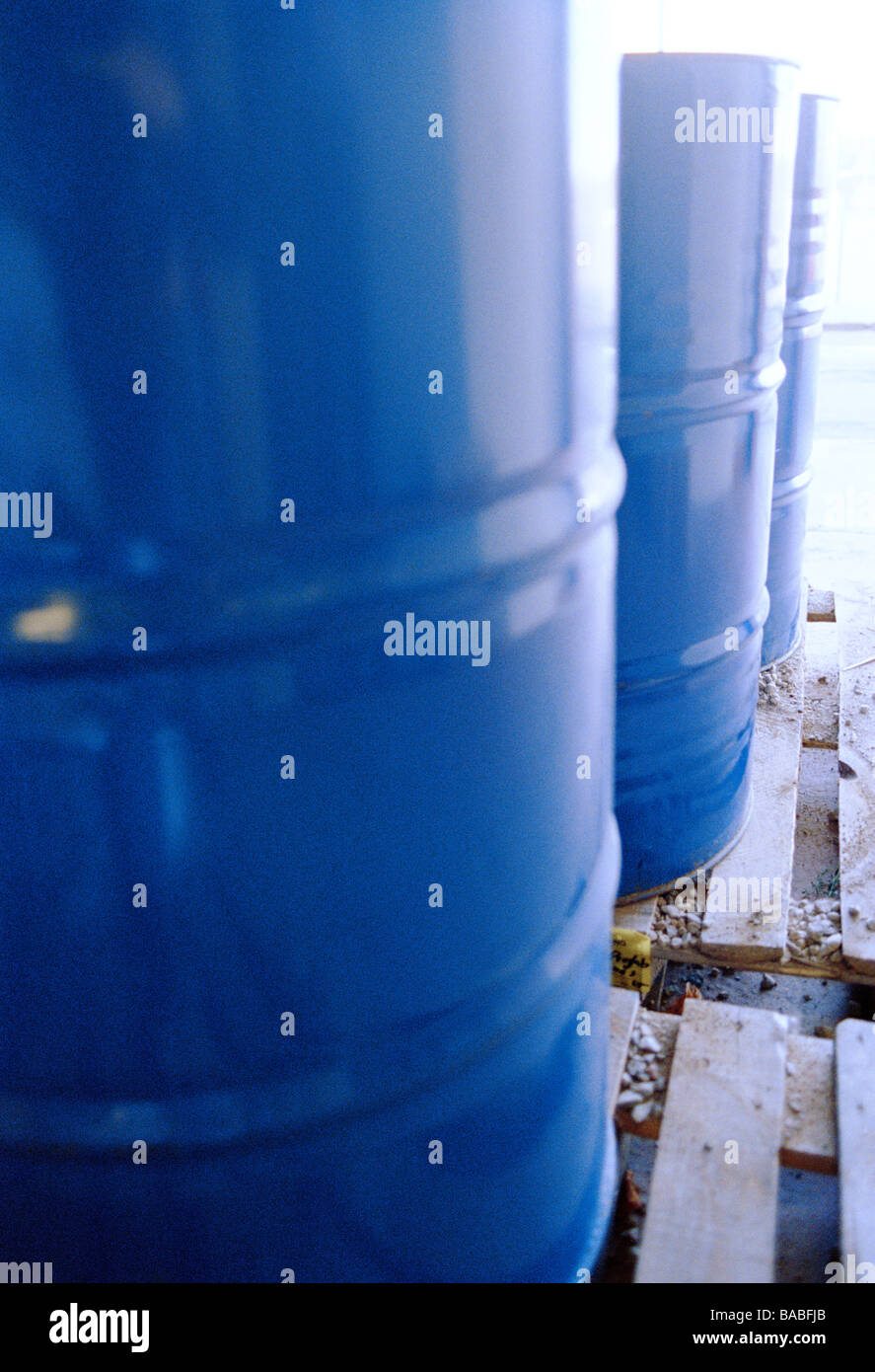 Blue barrels Banque de photographies et d’images à haute résolution - Alamy