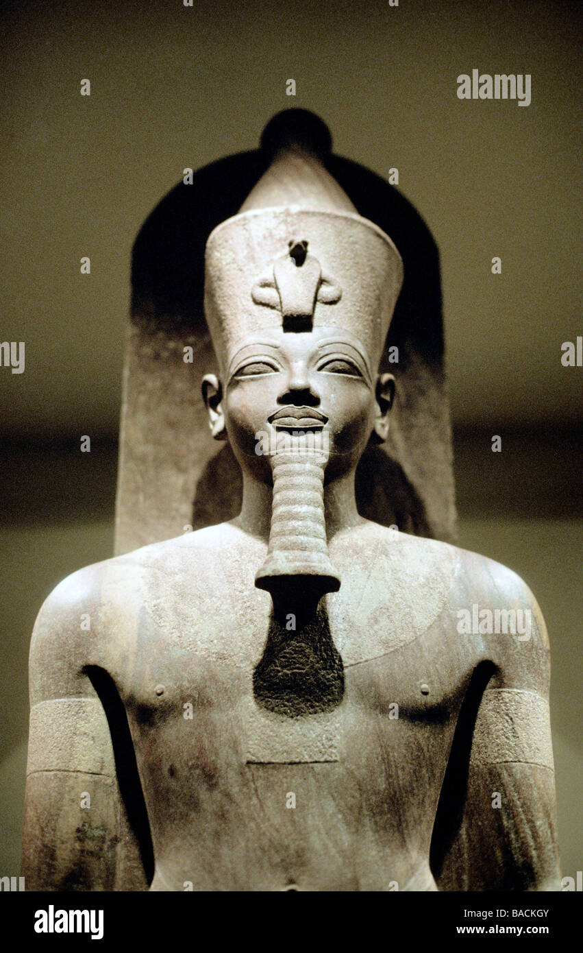 Egypte, Louxor, Musée archéologique de Louxor, statue d'Amenhotep III ...