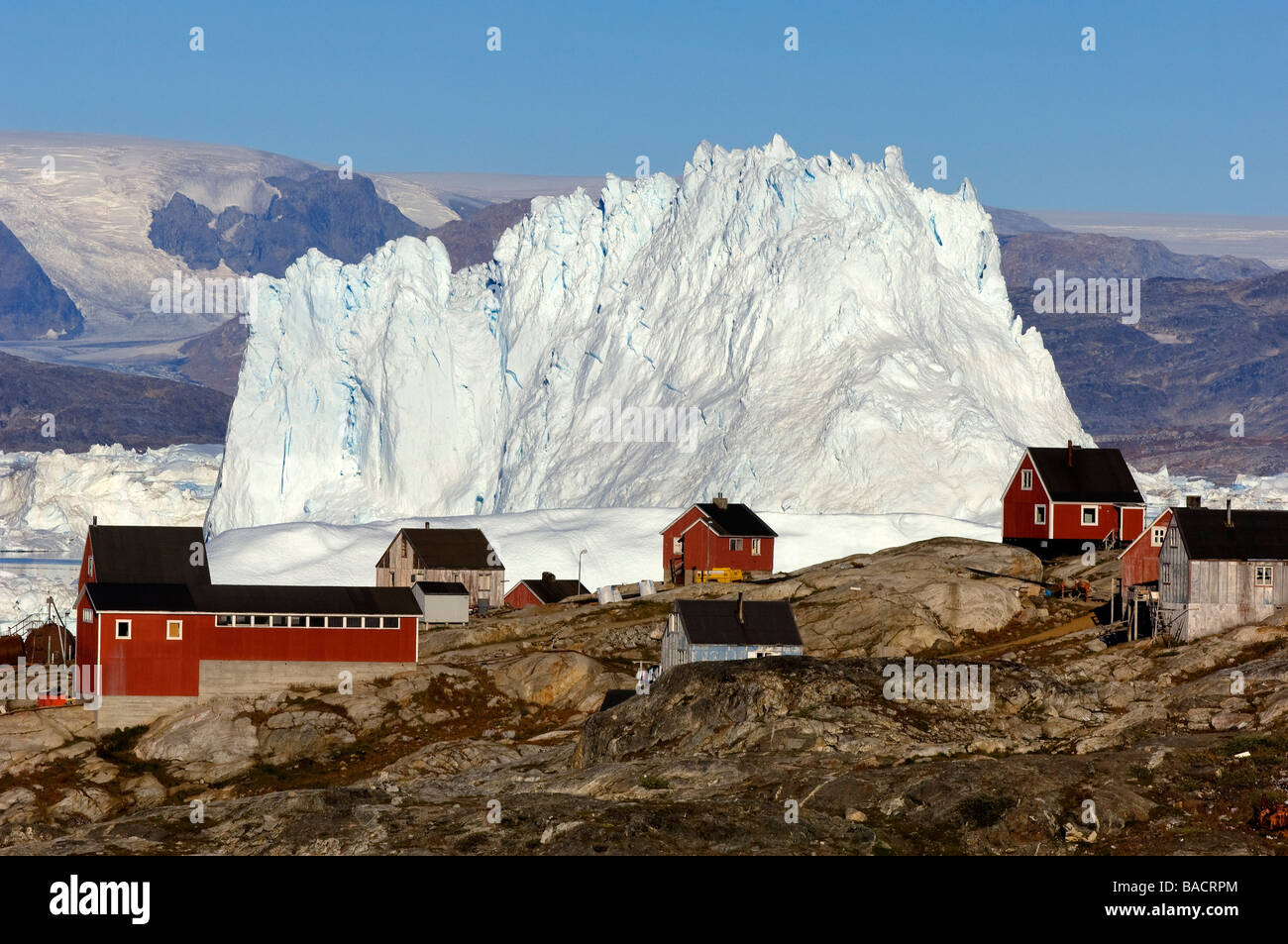 Le Groenland, Angmassalik Région, Tiniteqlaaq, immense iceberg derrière ...