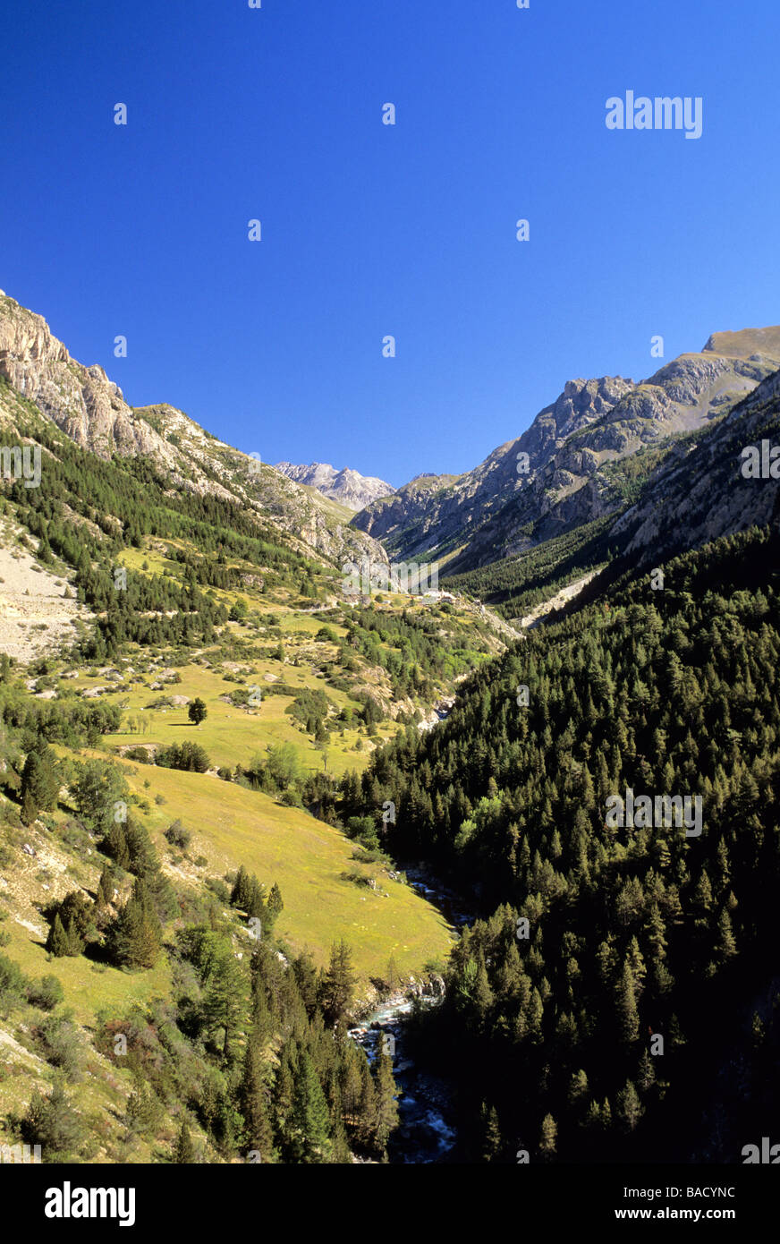 France, Alpes de Haute Provence, vallée de l'Ubaye, la vue sur la ...