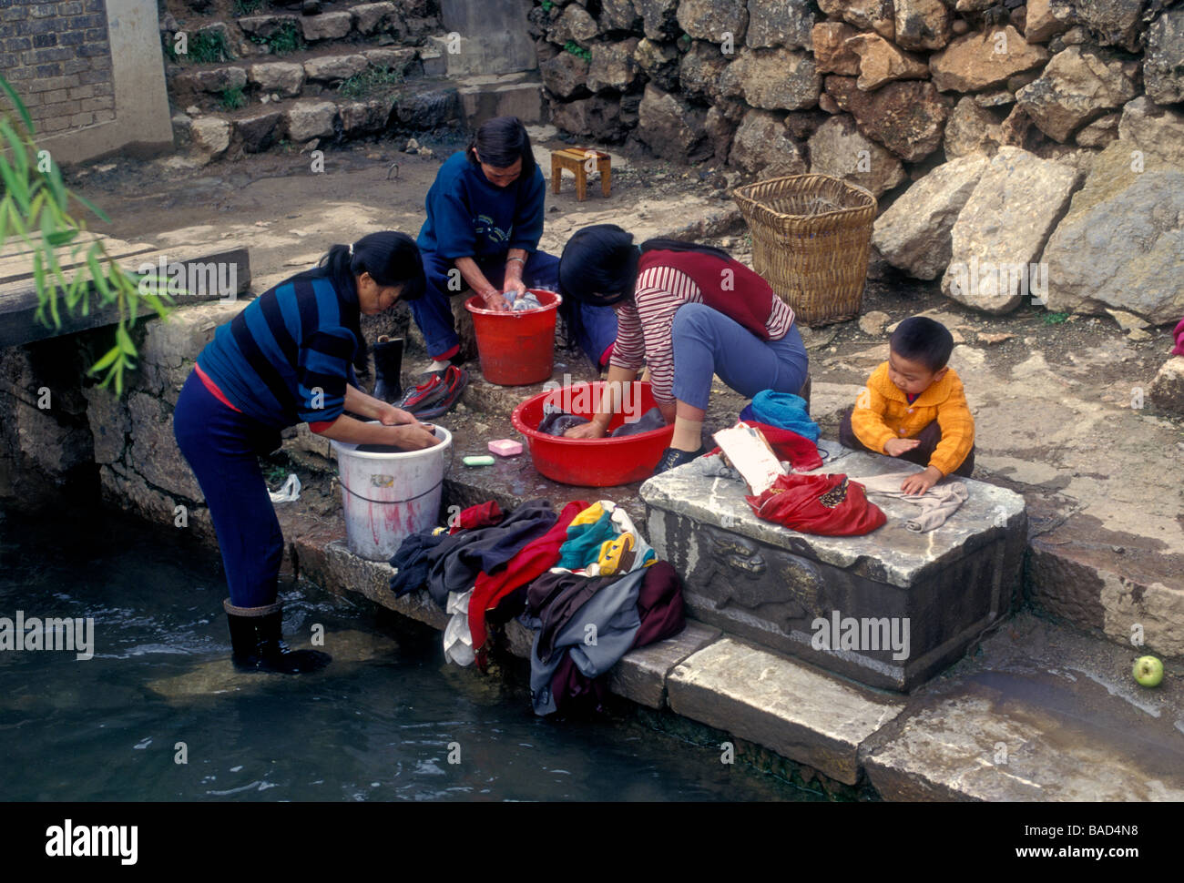 Le peuple chinois, laver les vêtements à canal, Vieille Ville, Lijiang ...
