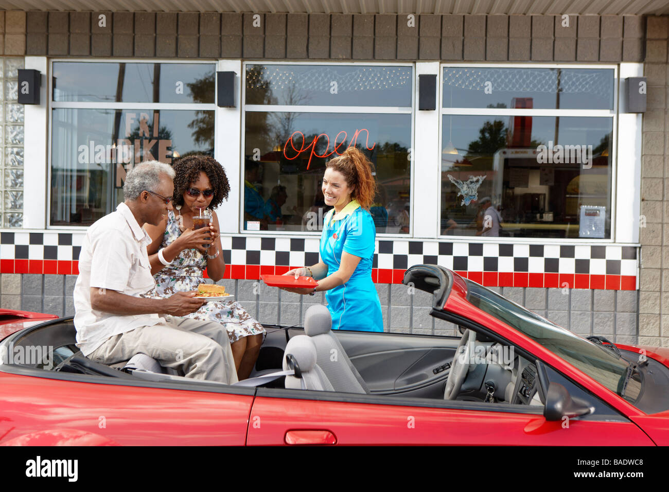 Waitress Serving Couple dans la convertible à un rétro Diner, Niagara ...