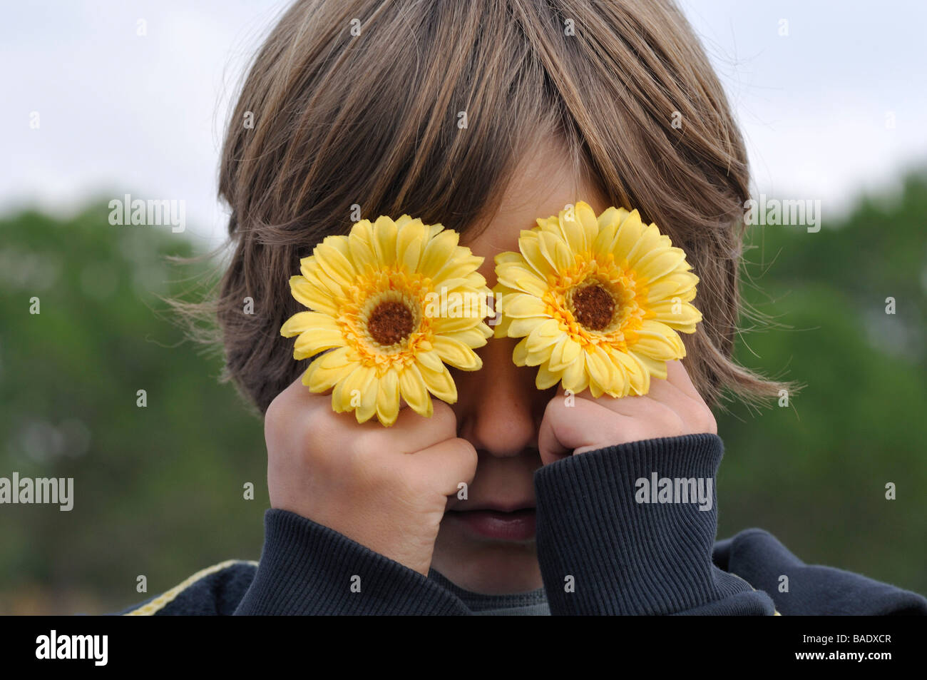 Preteen boy serious face Banque de photographies et d’images à haute ...