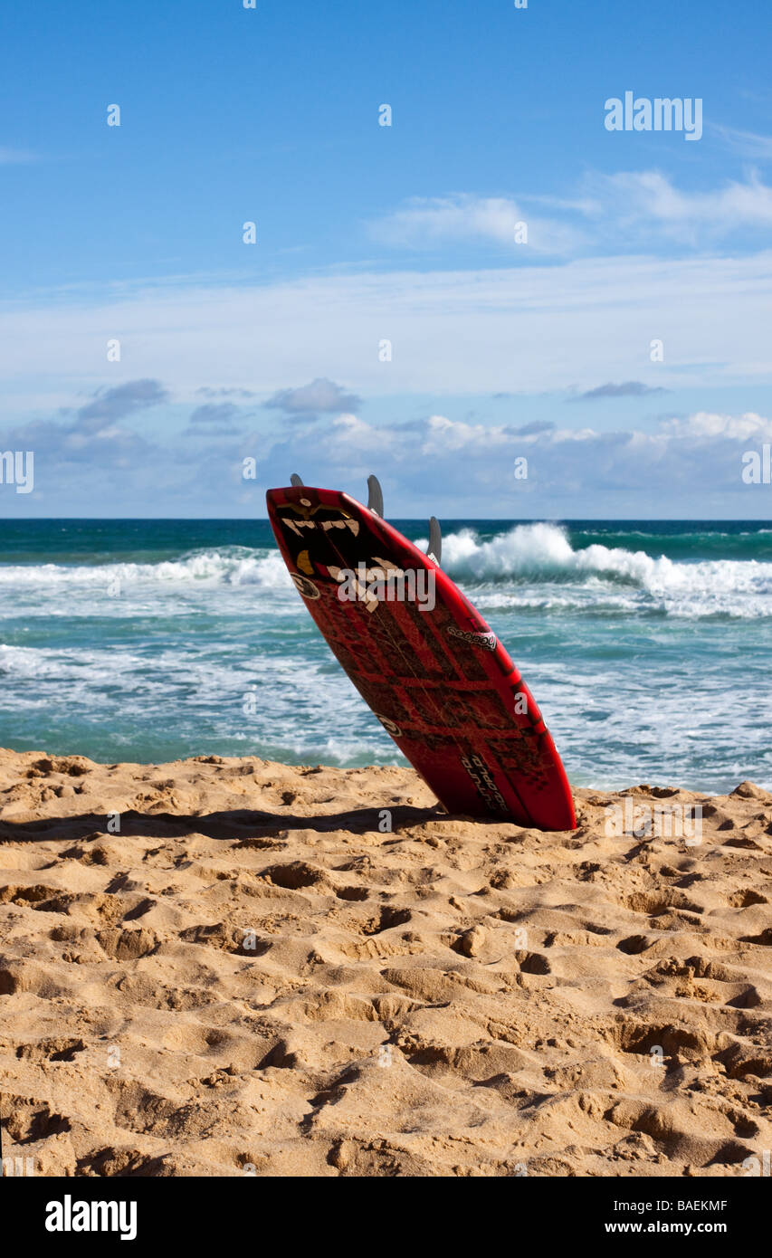 Planche de surf dans le sable Banque de photographies et d’images à ...