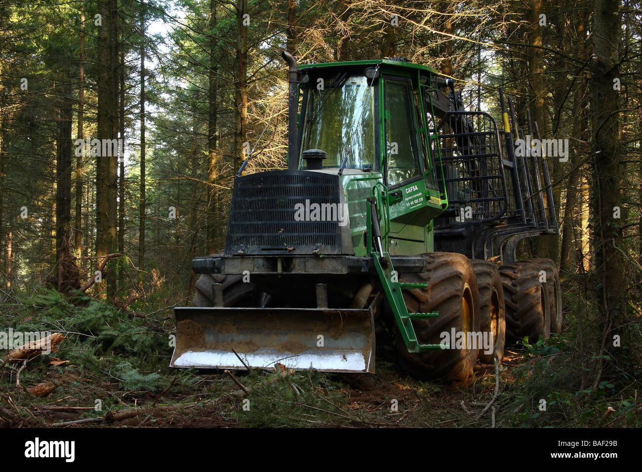Un John Deere machine forestière dans les bois Limousin France Photo ...