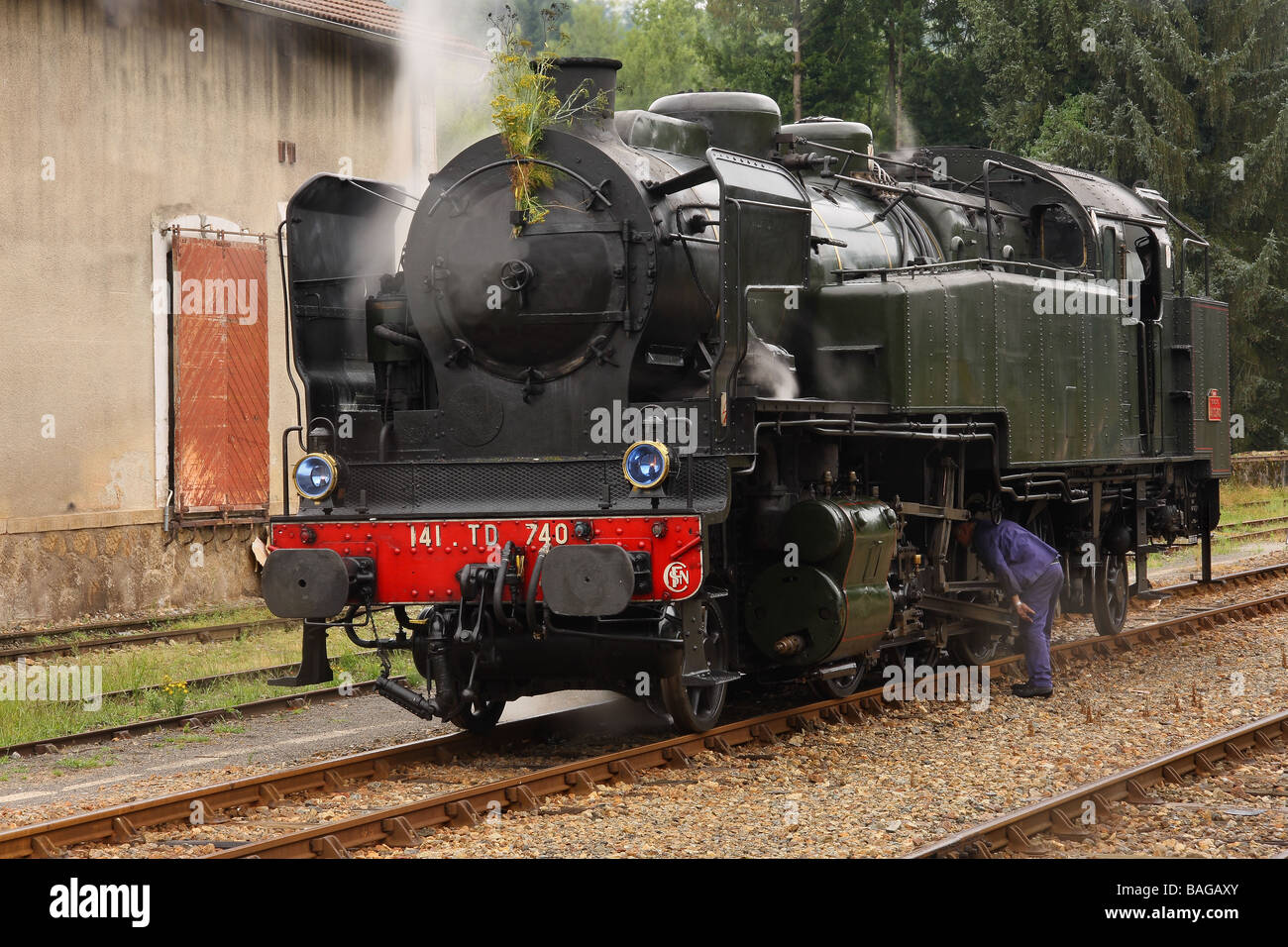 Un vieux train à vapeur de la SNCF dans une gare d'évitement à ...