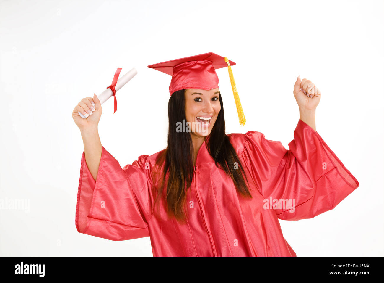 Une femme de race blanche en rouge graduation gown et très excité il ...