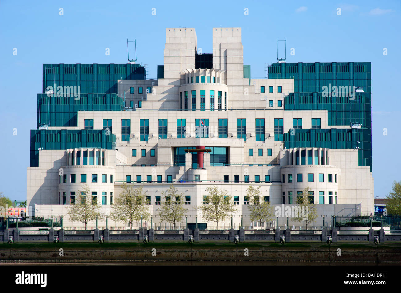 Mi6 building london Banque d'image et photos - Alamy