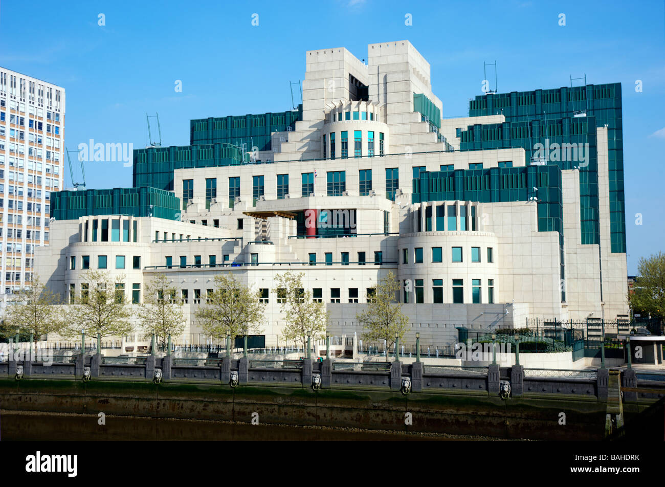 Mi6 building london Banque d'image et photos - Alamy
