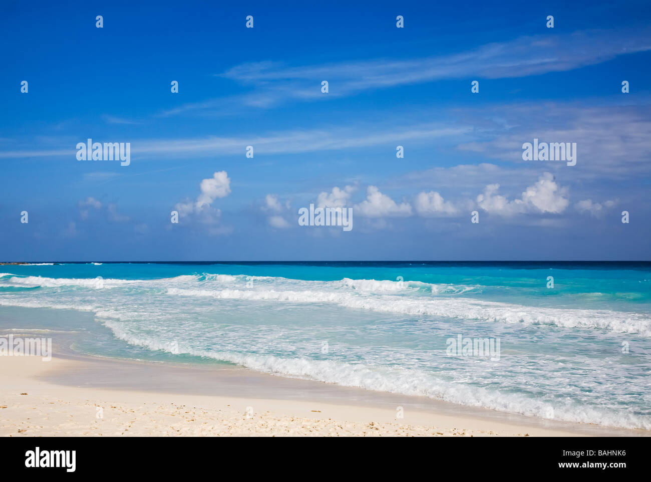 Les eaux turquoise et des plages de sable blanc de Cancun sur la ...