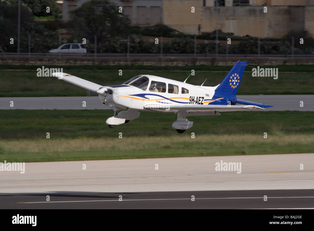 Piper PA-28 Warrior II lumière mono-moteur avion privé volant bas au ...