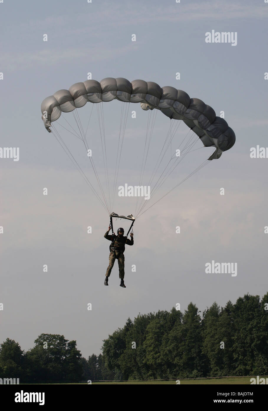 Military parachute landing Banque de photographies et d’images à haute ...