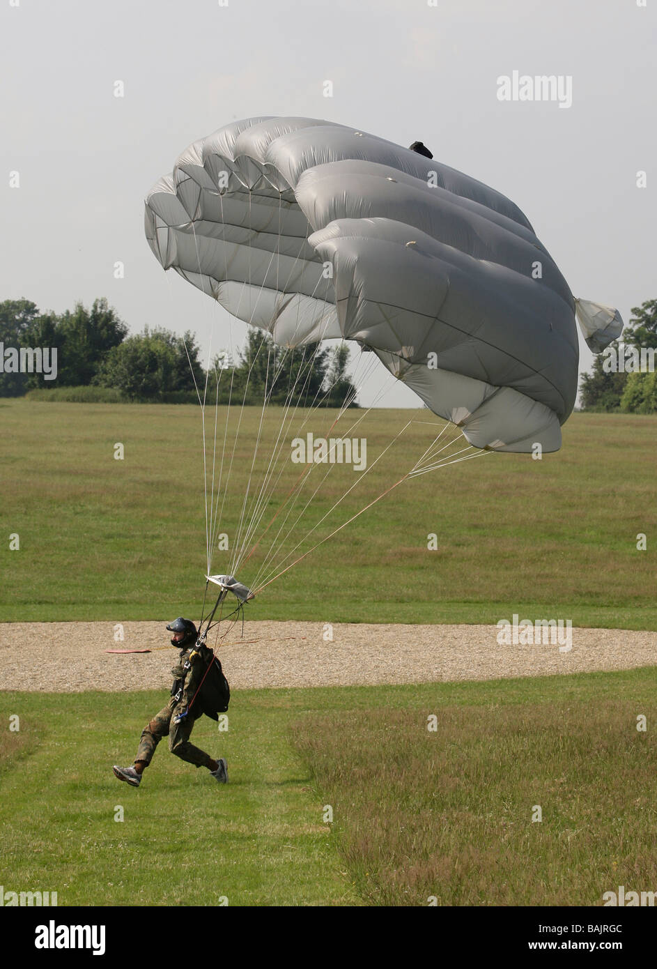 Military parachute landing Banque de photographies et d’images à haute ...