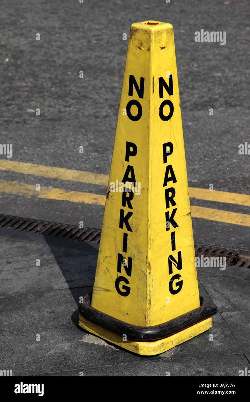 Panneau jaune interdit de stationnement Banque de photographies et d ...