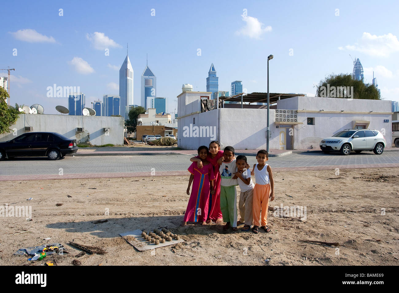 Emirats arabes unis, dubaï, enfants d'un quartier pauvre à l'écart de ...