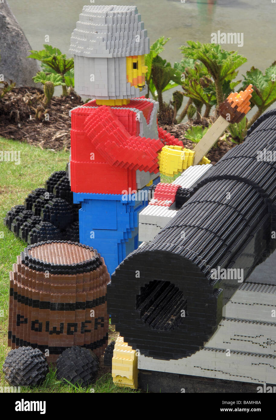 Soldat Lego/knight prépare à tirer un canon à Legoland Amusement Park ...