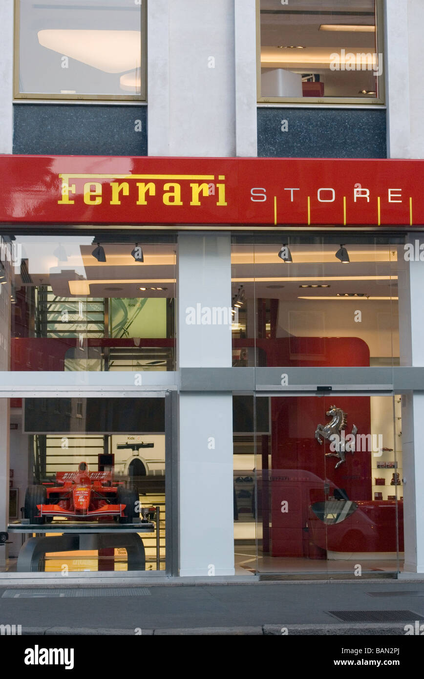 Ferrari store milan Banque de photographies et d’images à haute ...