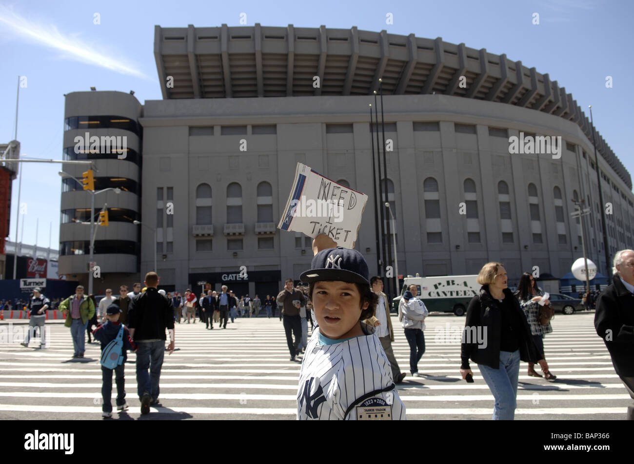 Les fans arrivent pour le match Banque de photographies et d’images à ...