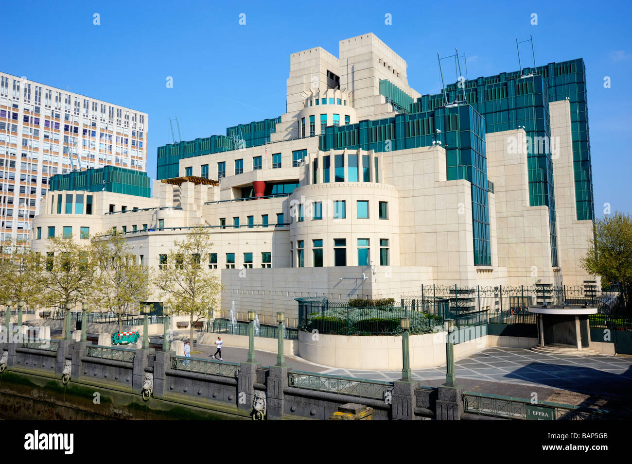 Mi6 building london Banque d'image et photos - Alamy