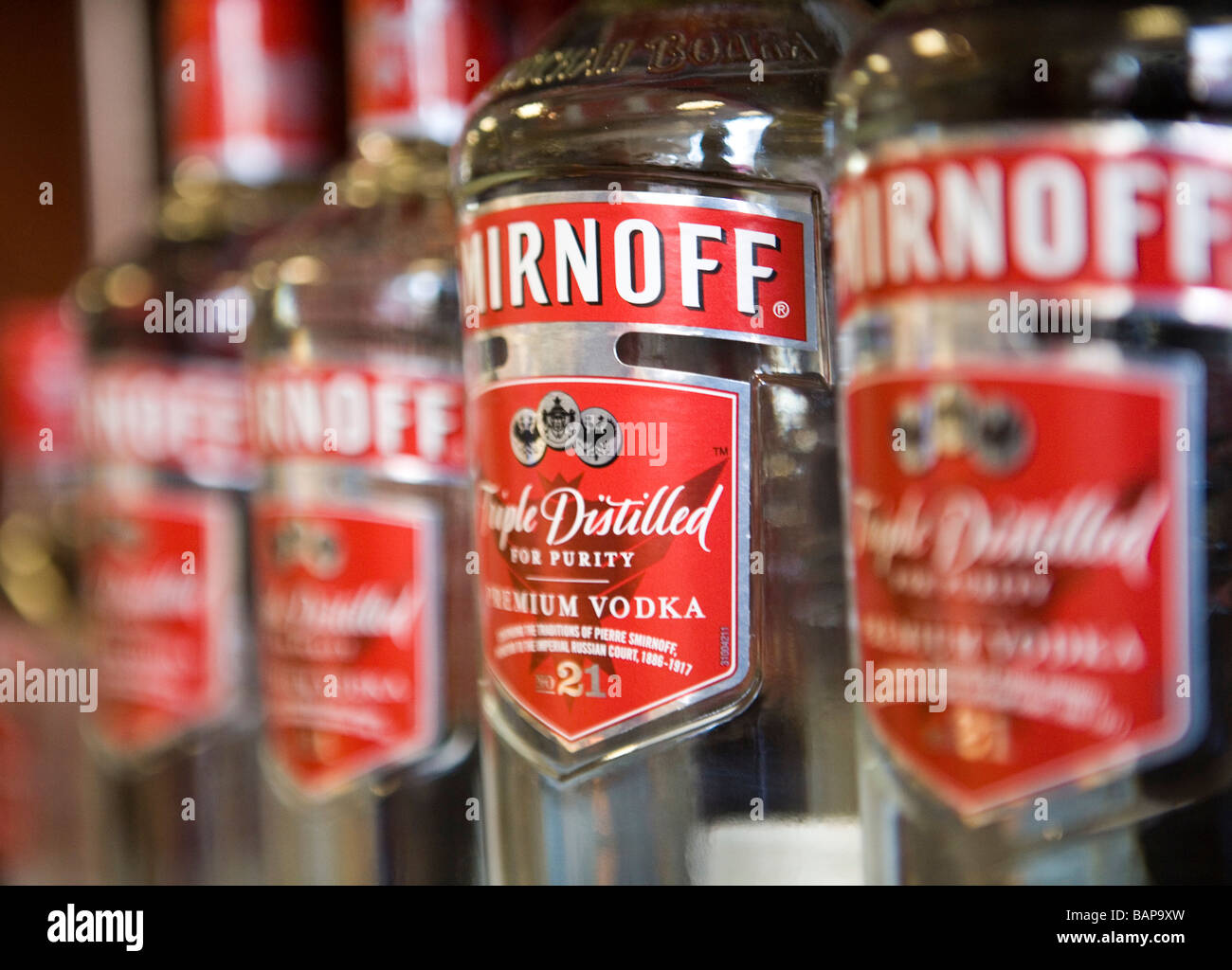 Smirnoff vodka bottles Banque de photographies et d’images à haute ...