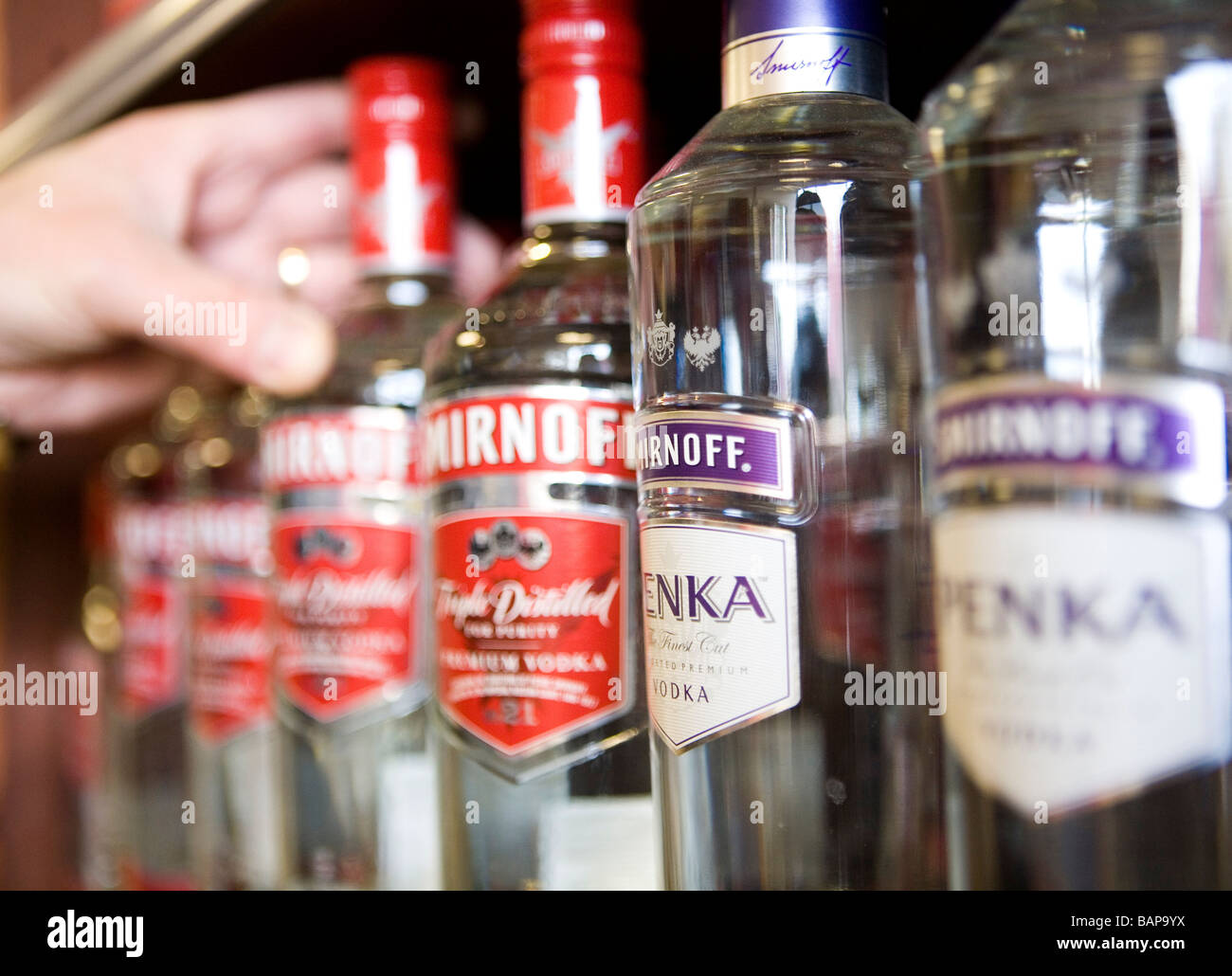 Smirnoff vodka bottles Banque de photographies et d’images à haute ...