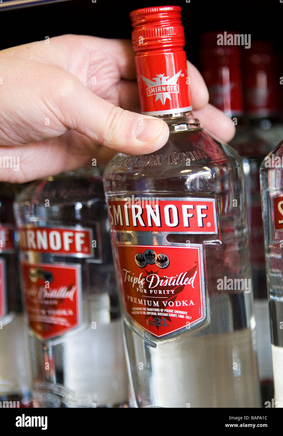 Bouteilles de vodka Smirnoff sur le plateau dans une licence off Photo ...