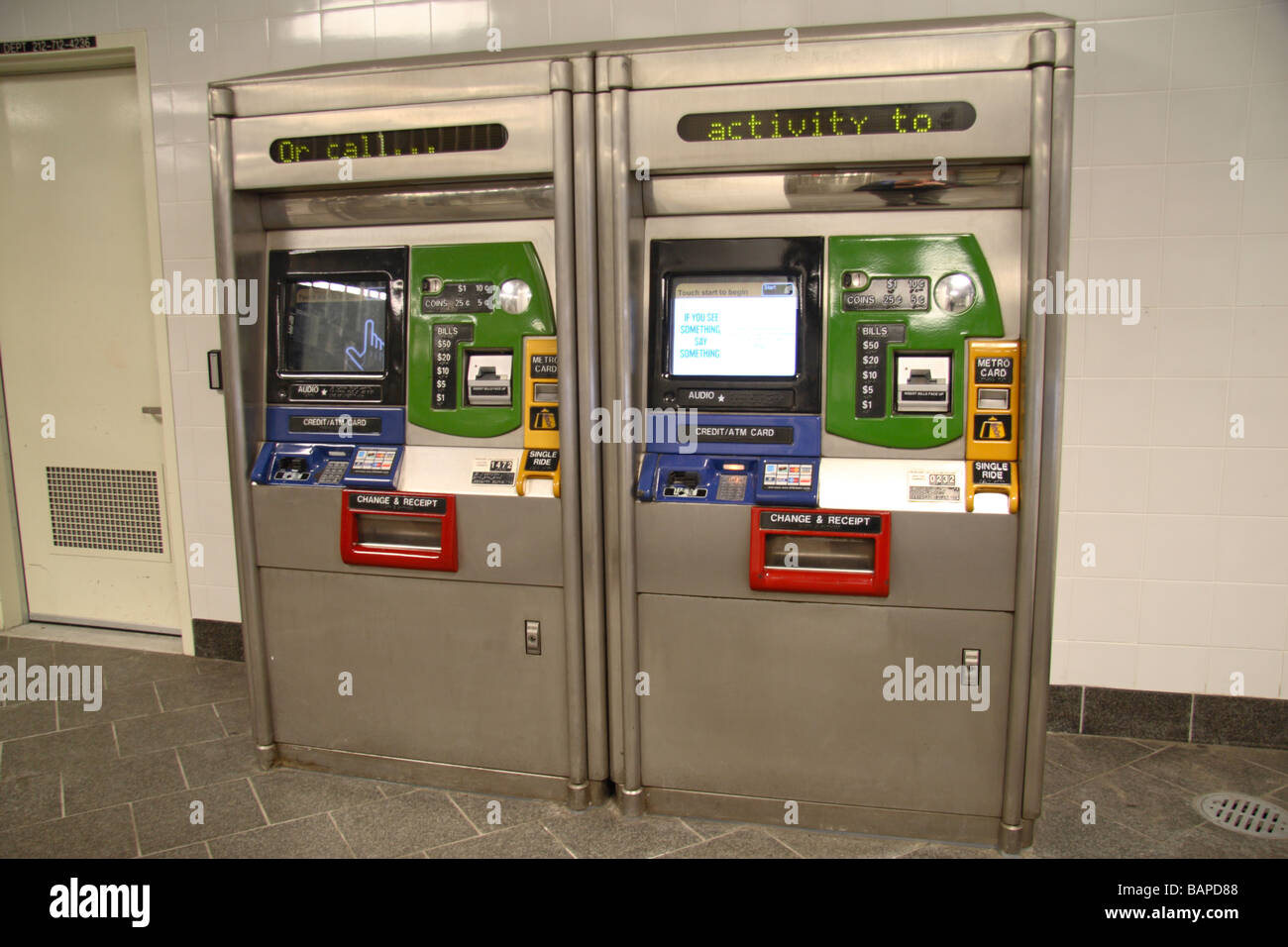Un billet électronique machine de la station de métro de South Ferry ...