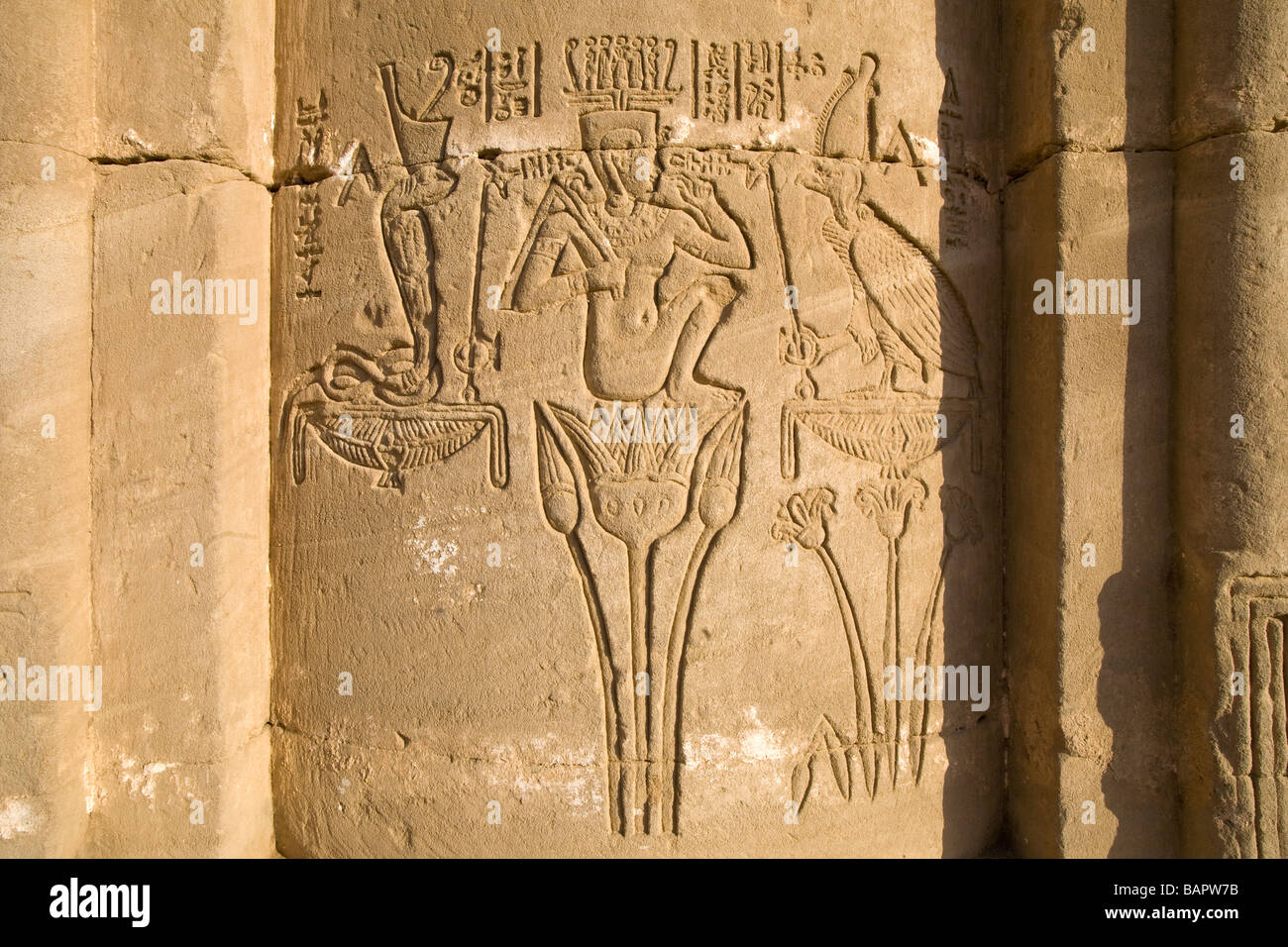 Sur le mur de frontière inachevée Roman Bath House à Dendera Temple ...