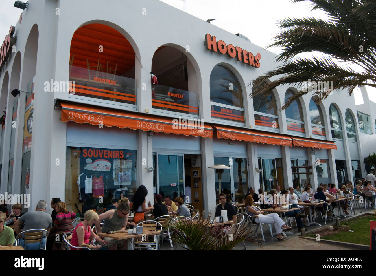 Hooters bar Banque de photographies et d’images à haute résolution - Alamy