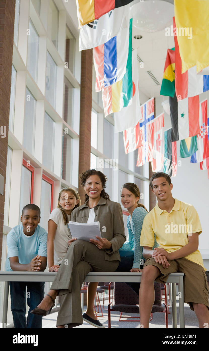 Le professeur et les élèves posant en classe Photo Stock - Alamy