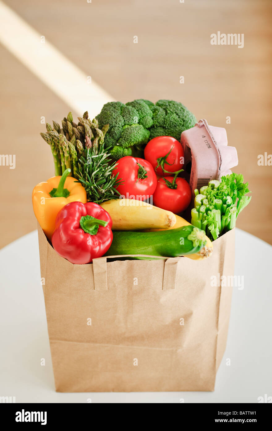 Sac en papier rempli Banque de photographies et d’images à haute ...