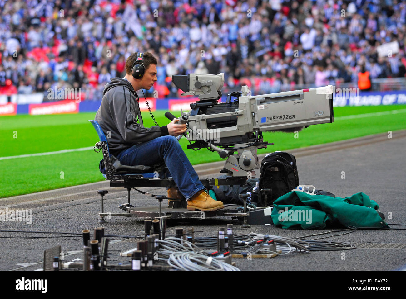 Television cameraman filming football match Banque de photographies et ...