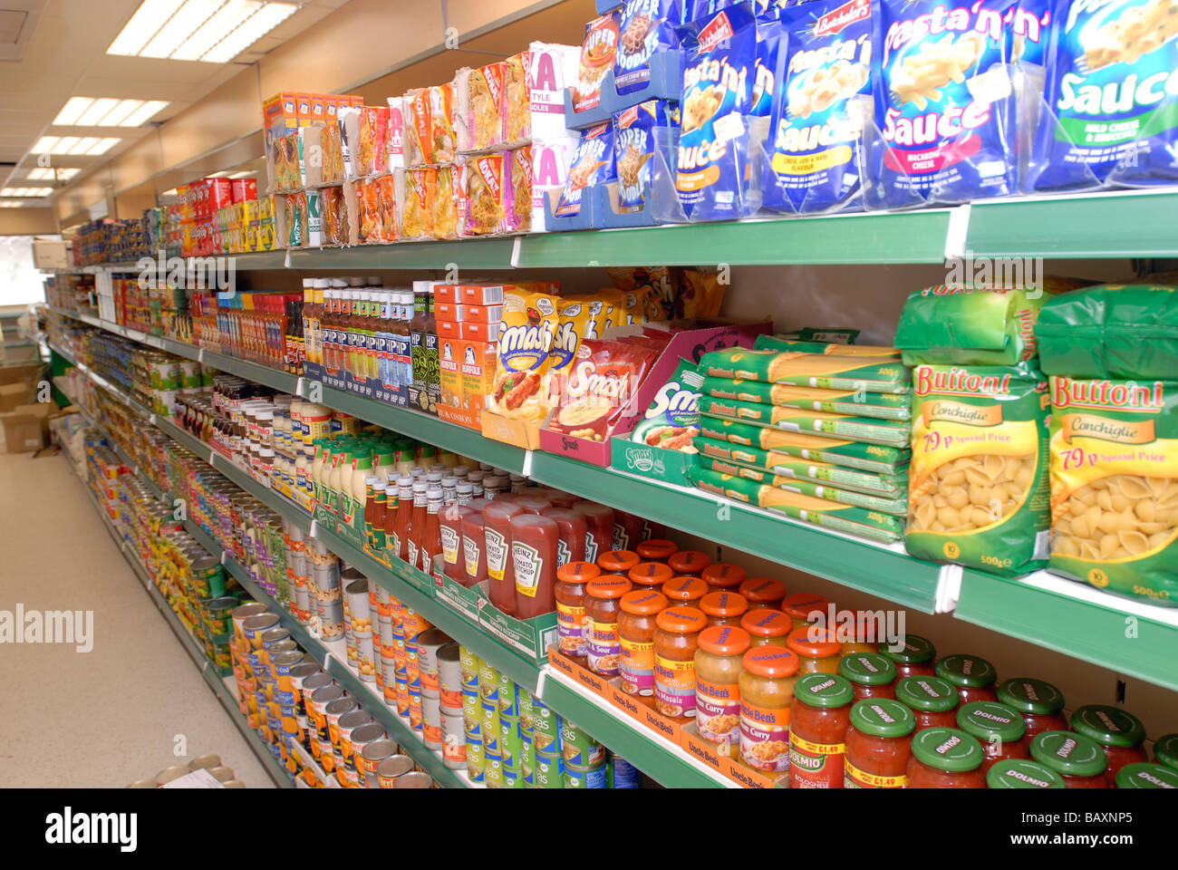 Supermarket shelves Banque de photographies et d’images à haute ...
