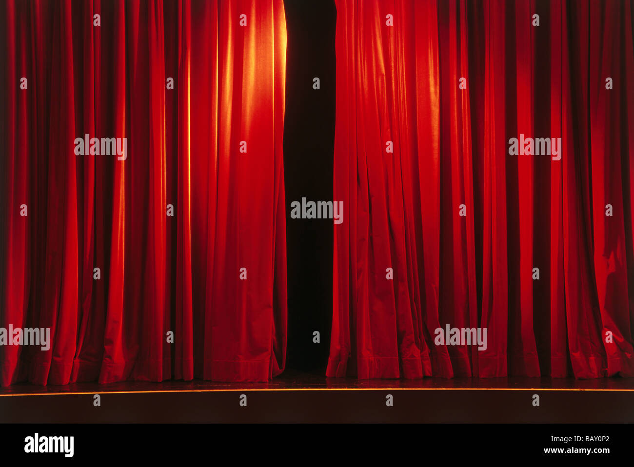 Rideaux rouges Banque de photographies et d’images à haute résolution ...
