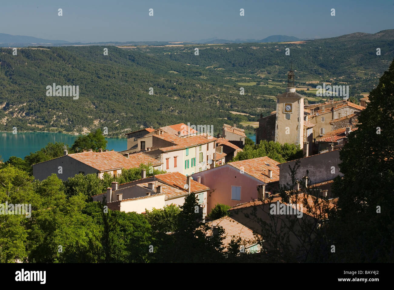 Vue sur le village d'Aiguines au-dessus du Lac de Ste. Croix, Var ...