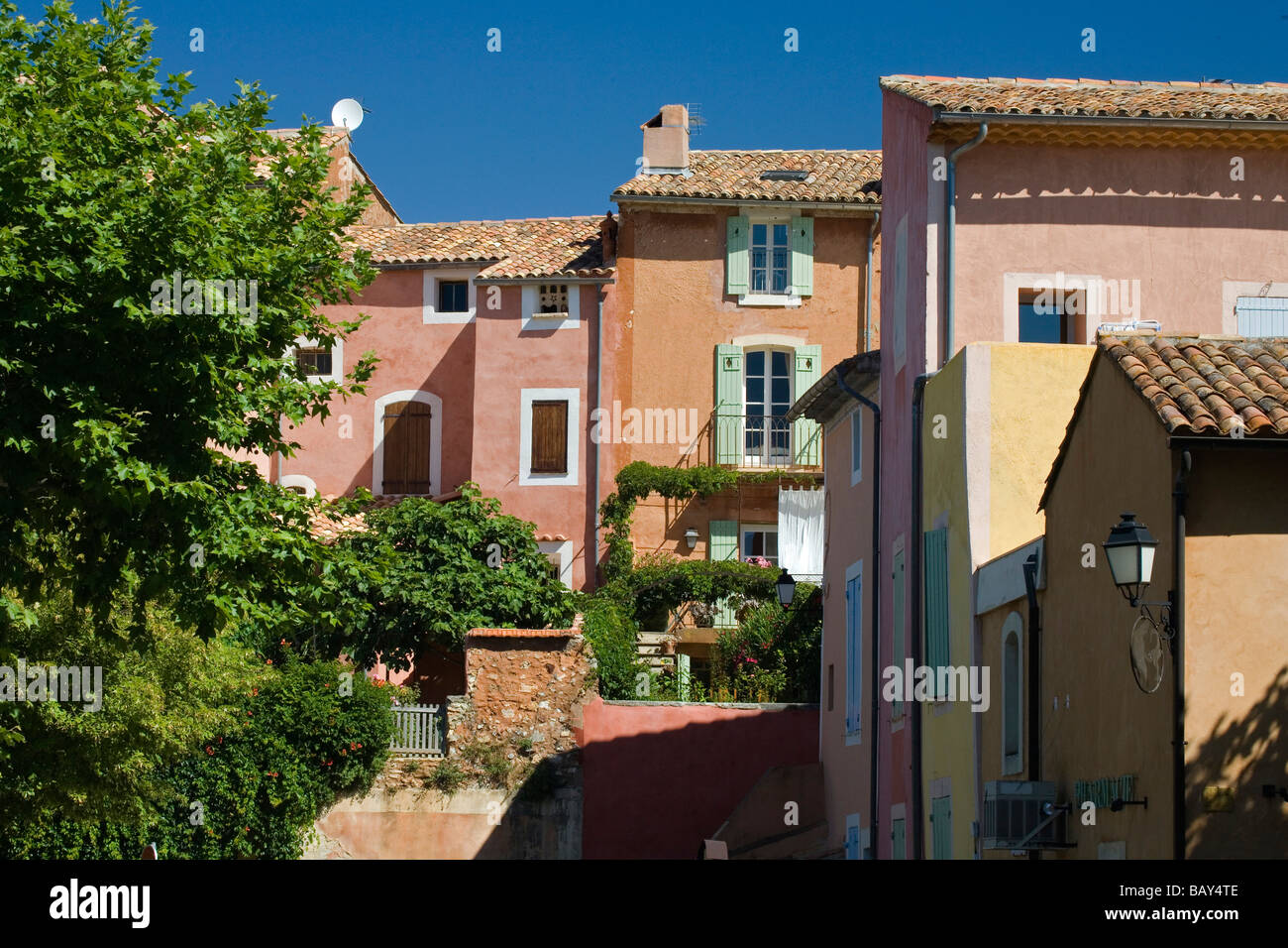 Village de roussillon vaucluse Banque de photographies et d’images à ...
