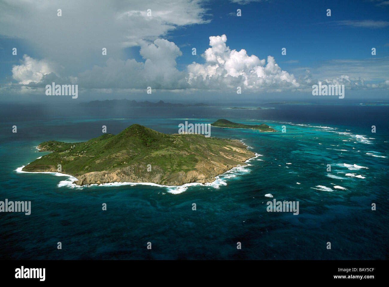 Vue aérienne d'une île pittoresque sous les nuages, la Petite Martinique, île du Nord, la ...